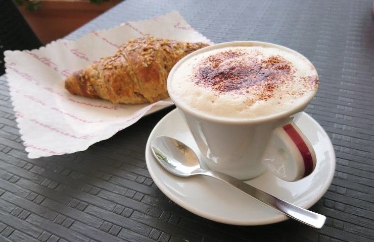 Cornetto e cappuccino, la colazione al bar costa di più: "E salirà ancora"