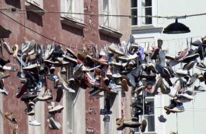 Scarpe appese ai cavi elettrici: qual è il loro significato