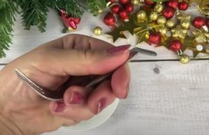 Una cascata di palline: il centrotavola natalizio è una meraviglia