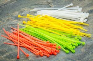 Fascette di plastica da elettricista: come usarle in modo geniale