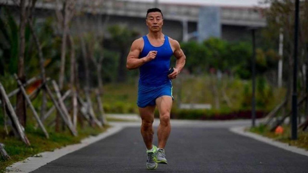 Ha 75 anni ma ne dimostra 50: ecco il suo segreto a colazione