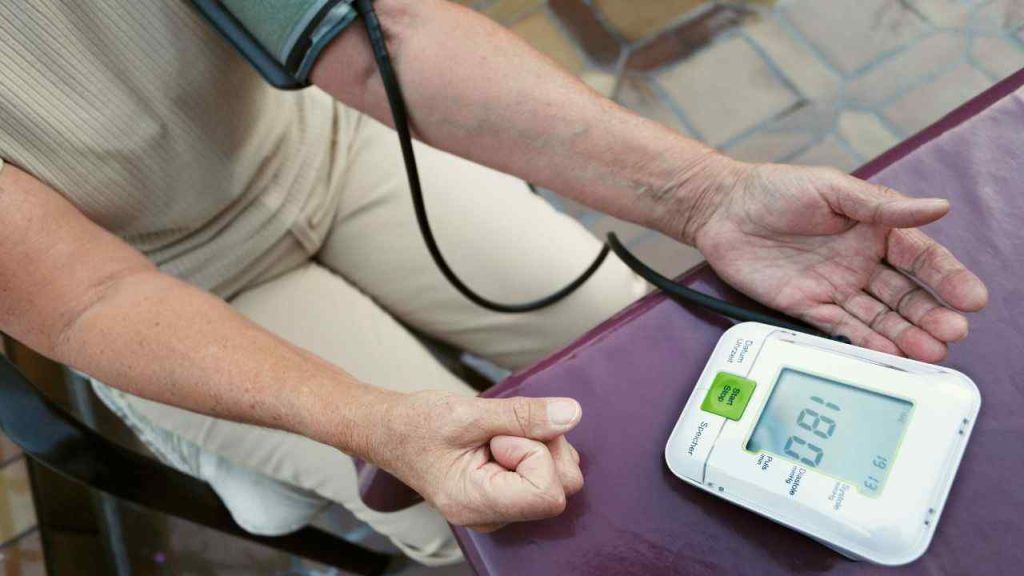 Pressione alta: cosa fare oltre a prendere le medicine