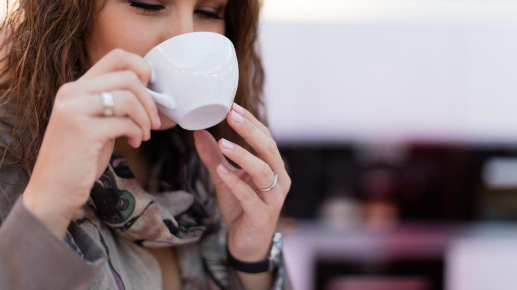 Caffè al mattino: prima di bere il primo fai queste cose, più energia Caffè al mattino: prima di bere il primo fai queste cose, più energia