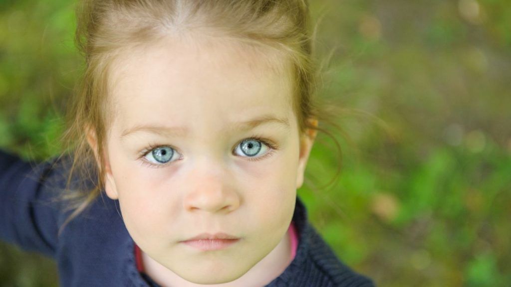 Sindrome di Rett, di cosa si tratta? Bambine dagli occhi belli