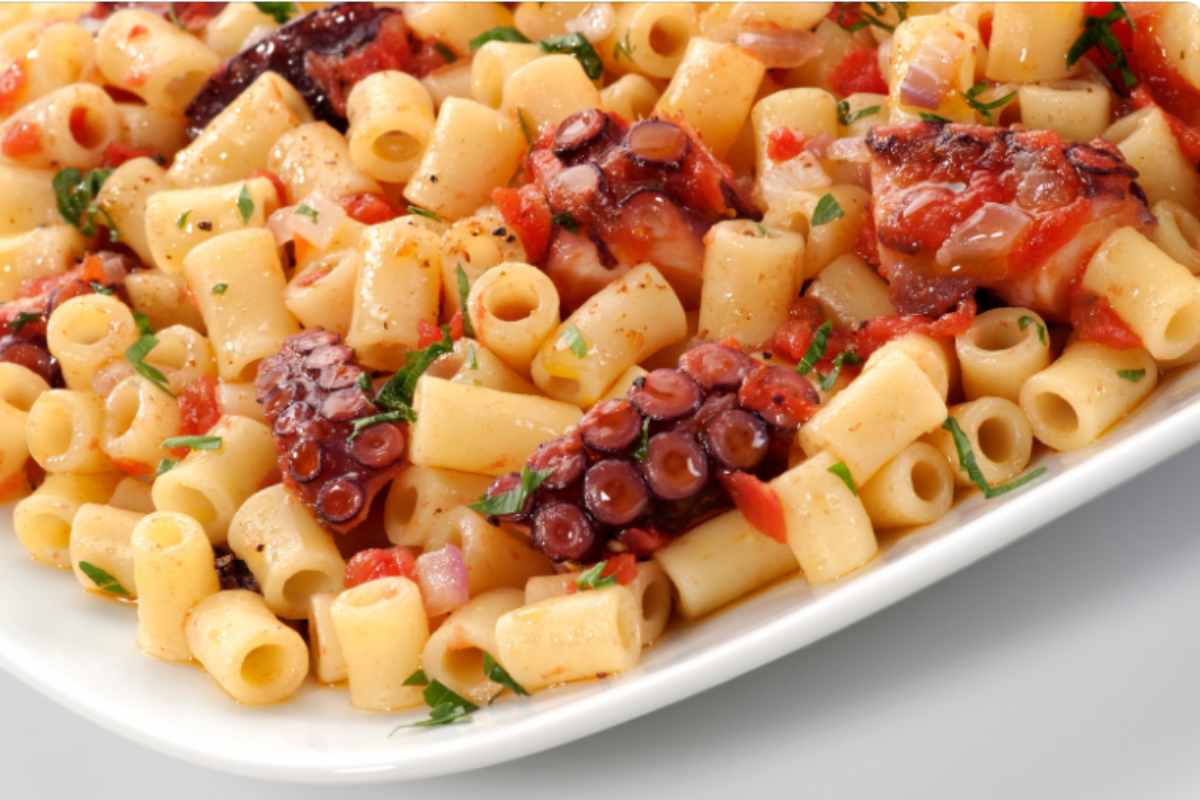 Dovrebbero dare un premio a questa pasta: l'abbinamento polpo e patate ...
