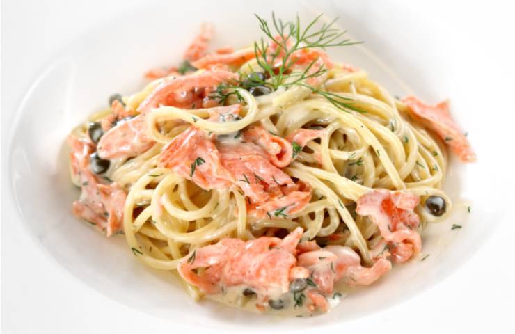 È la pasta dell'estate: gli spaghetti al salmone si preparano in 10 ...