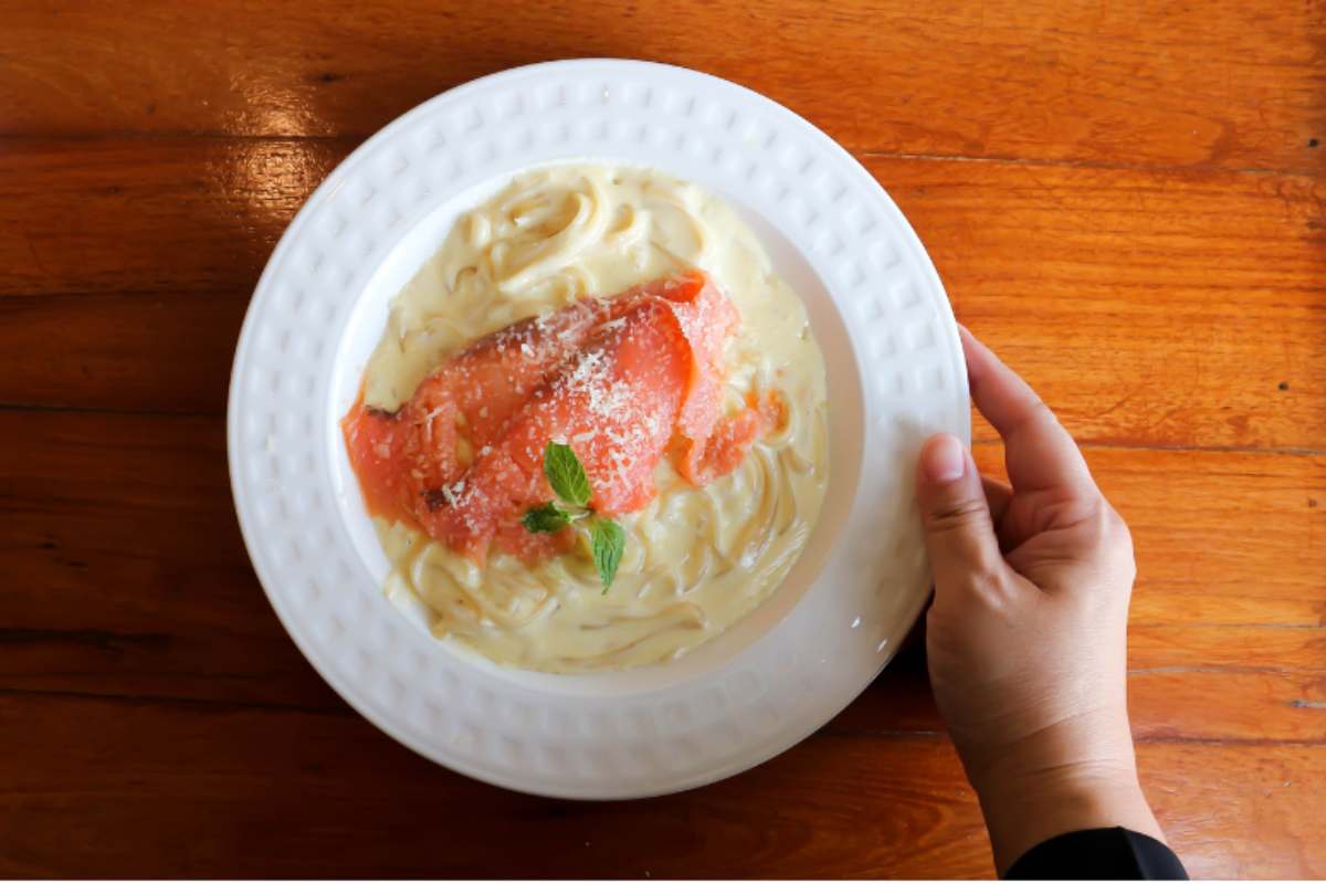 È la pasta dell'estate: gli spaghetti al salmone si preparano in 10 ...