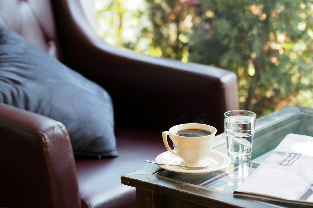 Caffè, l'acqua va bevuta prima o dopo? La risposta definitiva
