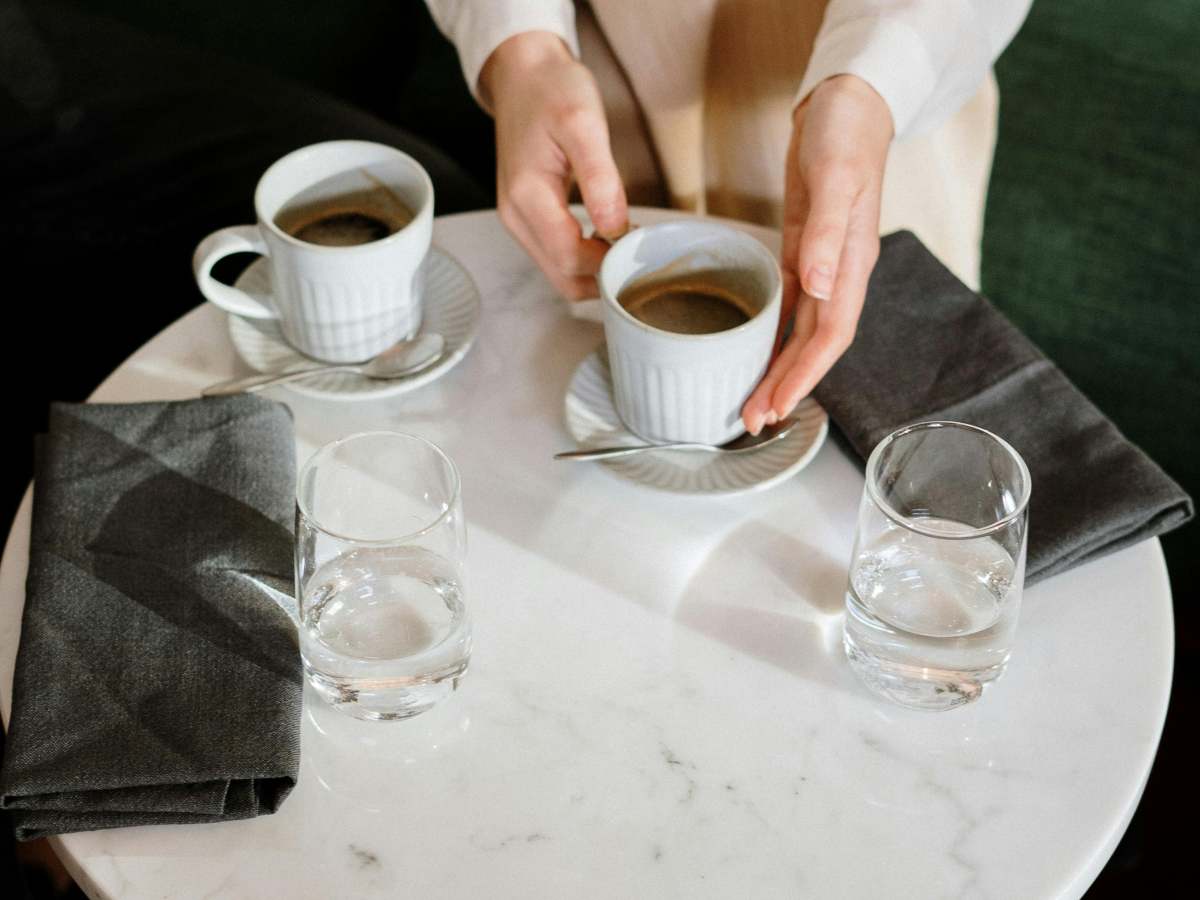 Caffè, l'acqua va bevuta prima o dopo? La risposta definitiva